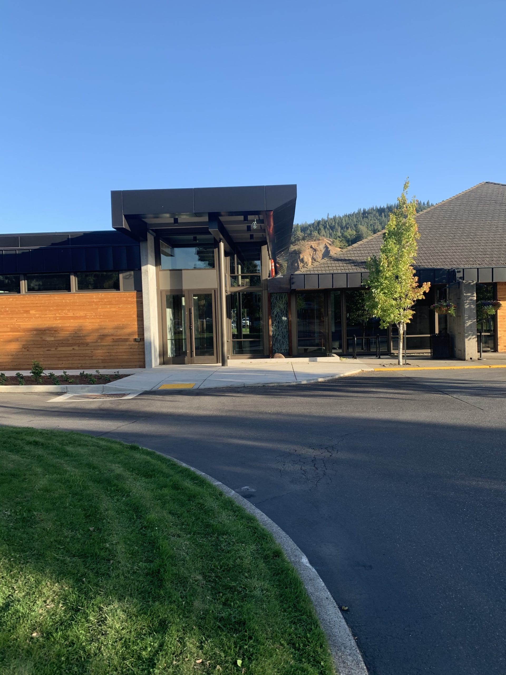 Hood River Inn Outside Walk